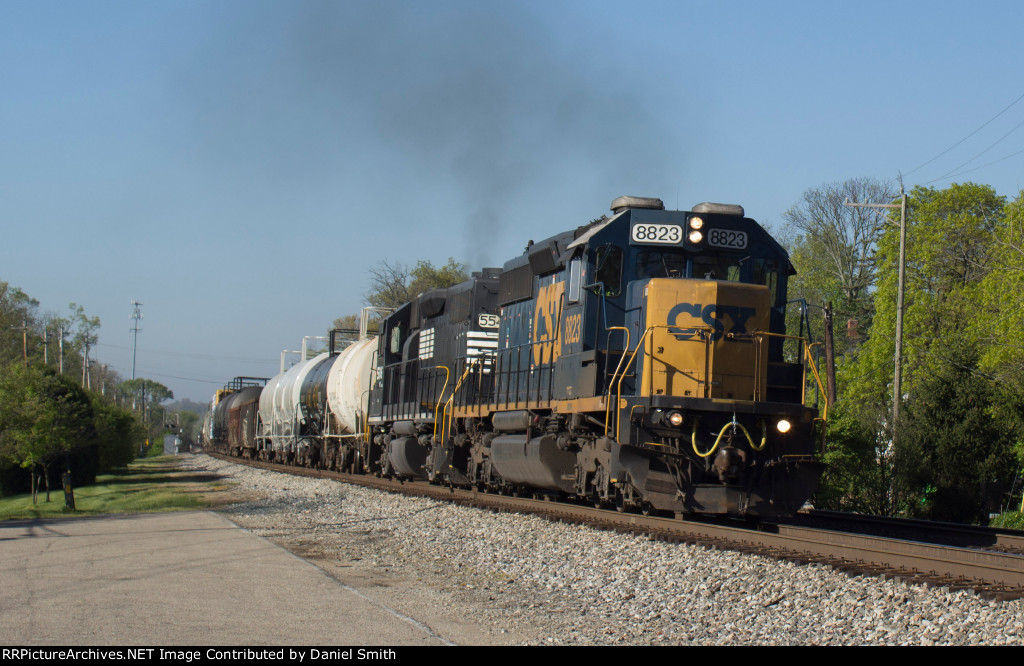 CSX 8823 leads J782.